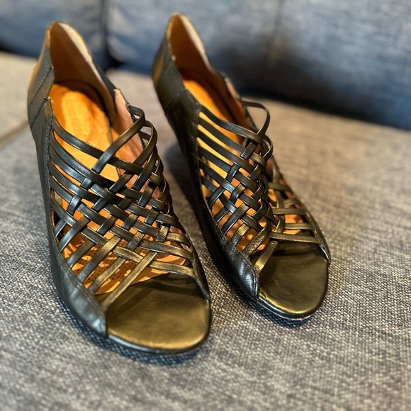 Corso Como | Shoes | Corso Como Short Black Woven Leather Heels Light ...
